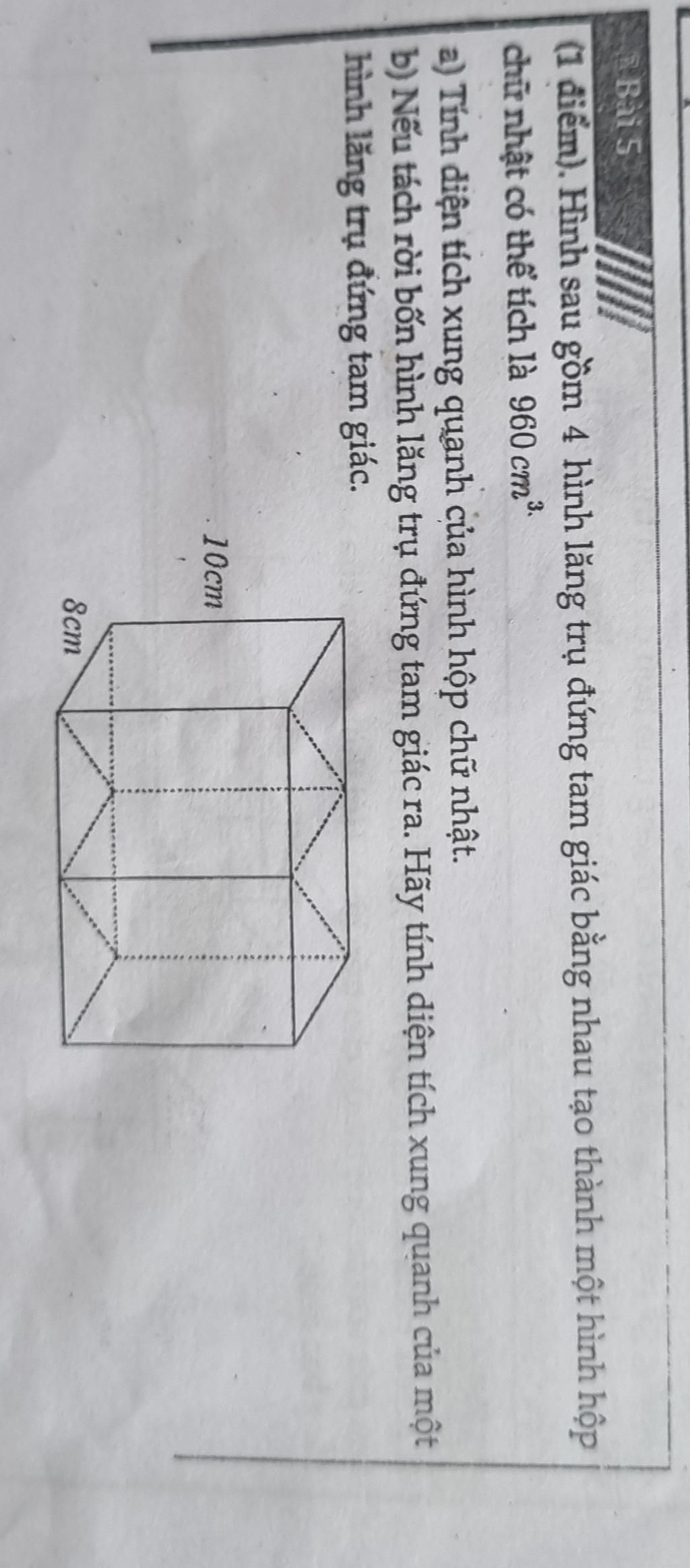 A Bai 5 (1 điểm). Hình sau gồm 4 hình lăng trụ đứng tam giác bằng nhau ...